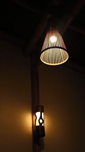 Um candeeiro pendente com cúpula cónica e um aplique com design geométrico.