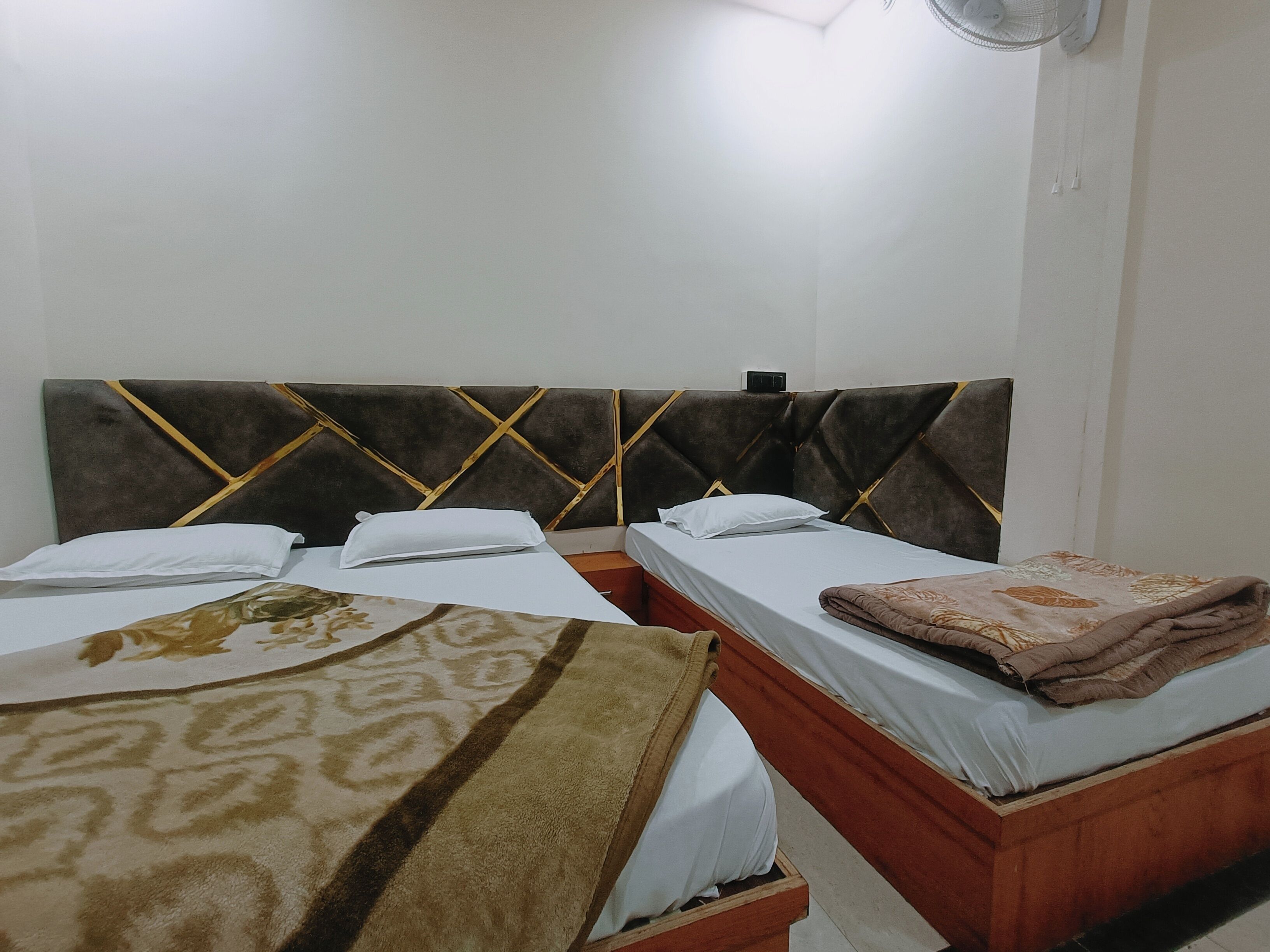 Quarto triplo família | Wi-Fi de cortesia, roupa de cama