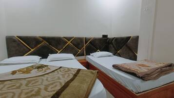 Quarto triplo família | Wi-Fi de cortesia, roupa de cama