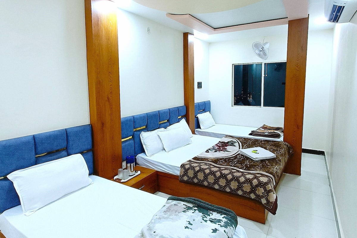 Quarto quádruplo conforto, vista para a cidade | Wi-Fi de cortesia, roupa de cama