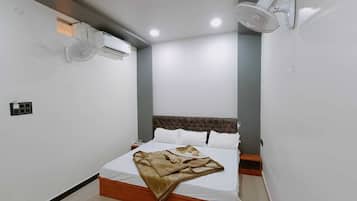 Quarto casal luxo | Wi-Fi de cortesia, roupa de cama