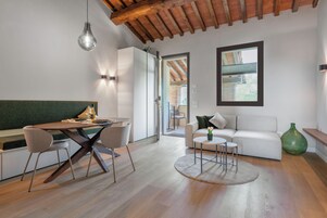 Condo, sacada, vista para a colina | Área de estar | TV 32 polegadas com canais a cabo