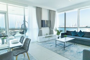 Apartamento exclusivo, 2 quartos, sacada, vista para o mar | 2 quartos, cortinas blackout, Wi-Fi de cortesia