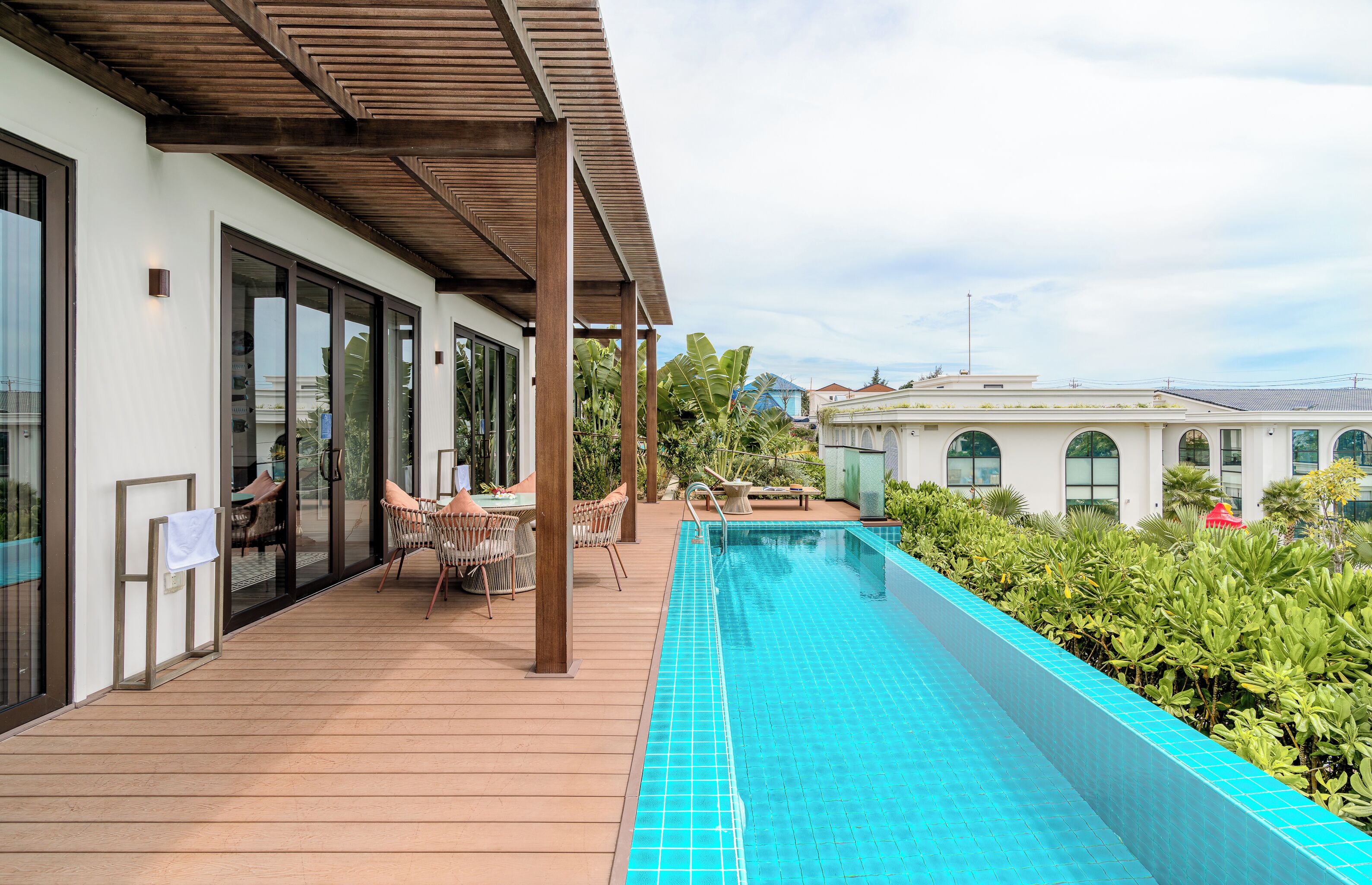 2 piscinas externas, guarda-sóis, espreguiçadeiras