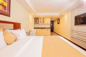 Quarto casal luxo, vista para a cidade | Cofres nos quartos, escrivaninha, espaço de trabalho para notebook