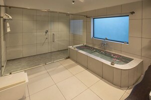 Quarto superluxo, 1 cama King, vista para o resort | Banheiro | Banheira, secador de cabelo, chinelos, toalhas de banho