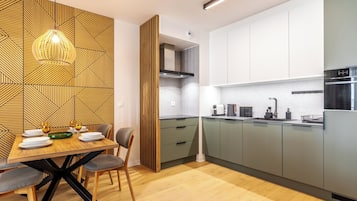 Apartamento, varanda | Kitchenette privada | Uma chaleira elétrica