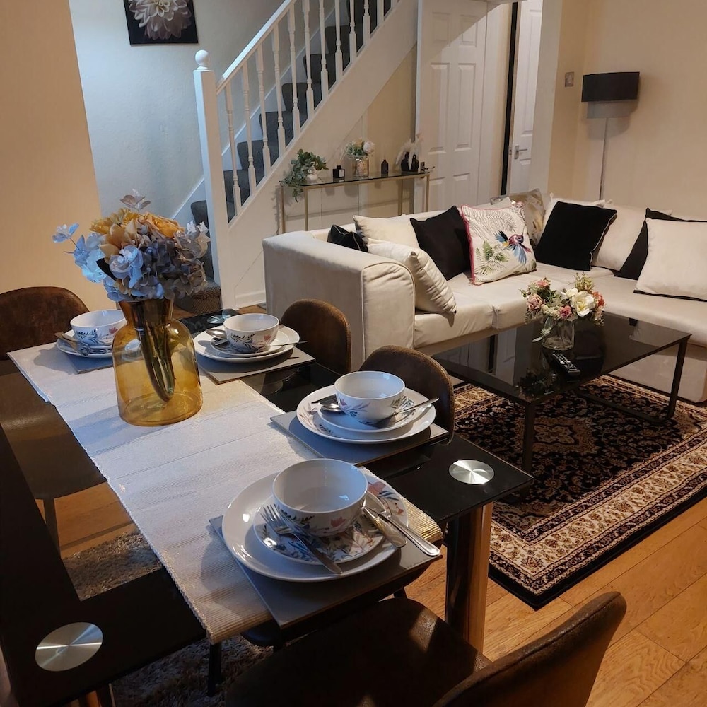 Warrington - House - Sleeps 10 - Parking - Garden - Warrington
