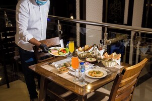 Pequeno-almoço tipo buffet diário mediante uma taxa 