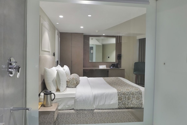 Quarto Deluxe | Casa de banho | Um polibã, um chuveiro fixo, artigos de higiene pessoal grátis