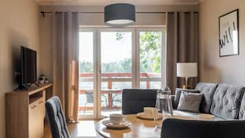 Apartamento, varanda, vista para a montanha | Sala | TV de ecrã plano