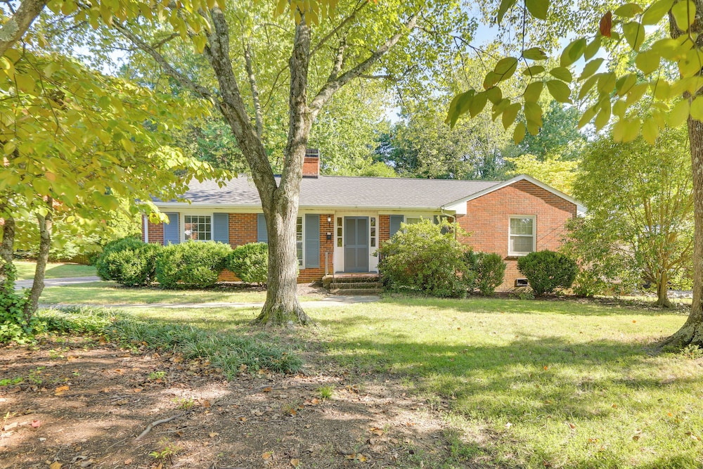 1 Mi To Friendly Center: Greensboro Family Home - Greensboro, NC