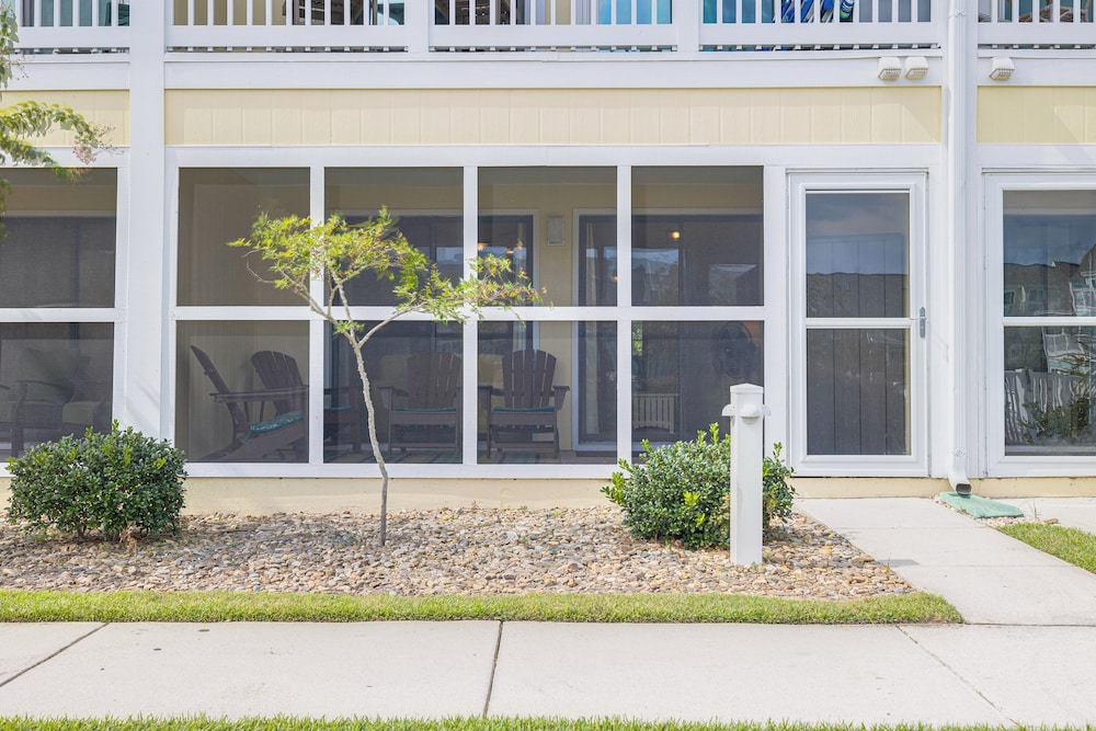 Emerald Isle Condo Near Beach W/ Screened Porch! - Swansboro, NC