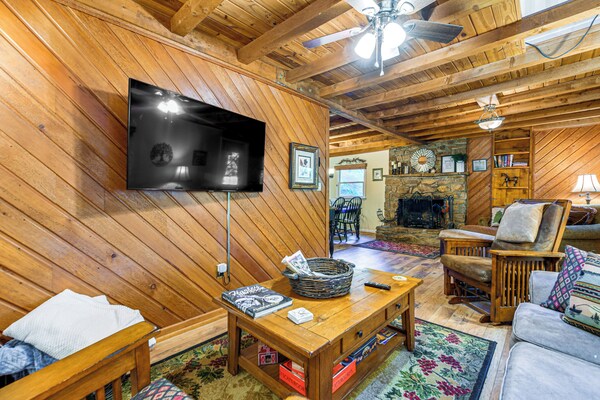 Hot Tub & Fire Pit: Cozy Cabin In Maggie Valley - Maggie Valley, NC