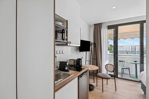 Comfort Single Suite with Balcony | Cozinha privada | Máquina de café expresso, geladeira, cooktop, chaleira elétrica