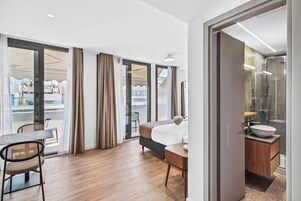 Suite with Balcony | 1 quarto, escrivaninha, espaço de trabalho para notebook