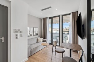 One-Bedroom Suite with Balcony | Área de estar | TV de tela plana 50 polegadas com canais a cabo