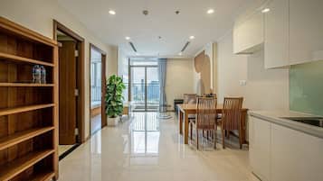 Apartamento superluxo, 1 quarto, sacada, vista para a cidade | Área de estar | Smart TV 43 polegadas com canais a cabo
