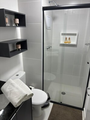 Estúdio, vista para a cidade | Banheiro | Produtos de toalete grátis, toalhas de banho, sabonete, shampoo