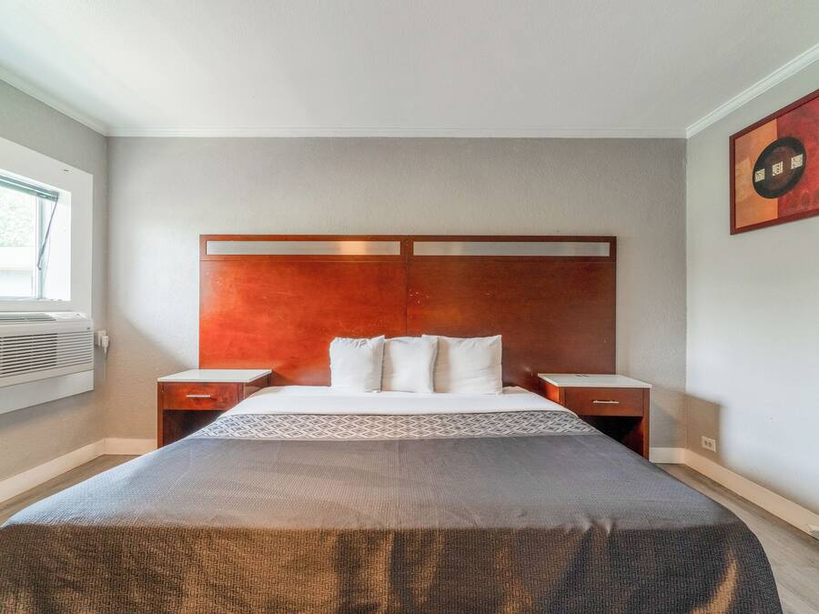 Quarto, 1 cama king-size, não fumadores | Cofre no quarto, secretária, Wi-fi grátis, roupa de cama fornecida