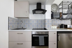 Estúdio clássico, varanda | Cozinha americana privada | Chaleira elétrica