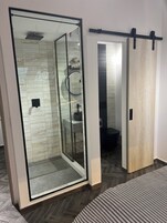 Quarto Duplo Deluxe | Casa de banho | Um polibã, artigos de higiene pessoal grátis, um secador de cabelo 