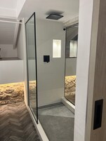 Quarto Triplo Deluxe, Vista para a cidade | Casa de banho | Um polibã, artigos de higiene pessoal grátis, um secador de cabelo 
