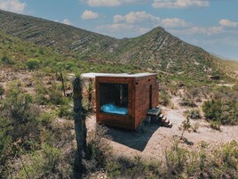 Cabin Room + Jacuzzi | Com mobília individualizada, secretária