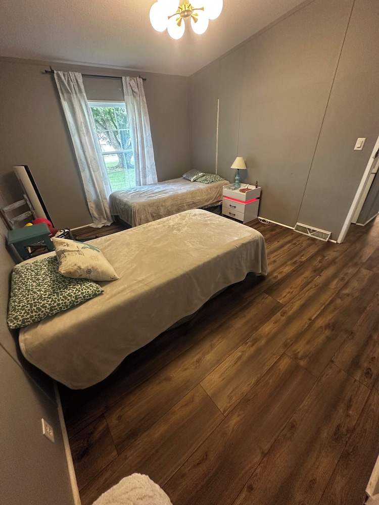 Charming 3-bedroom House Across From Axtel Campground And Nick's Boat Dock - Breckinridge County