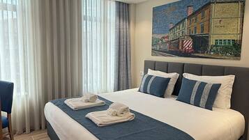 Quarto Duplo | Roupa hipoalergénica, cofre no quarto, com decoração personalizada