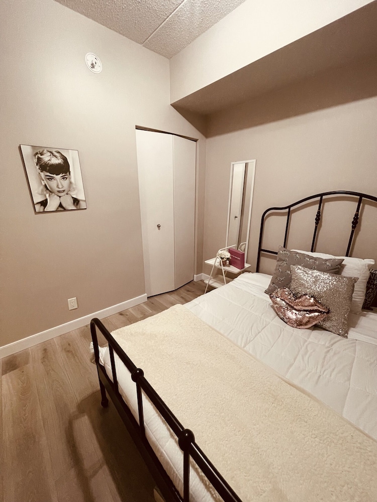 Chic Entire 2 Bedroom 1 Bath Condo + Gym + Free Parking - Winnipeg