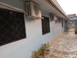 Quarto casal conforto, banheiro privativo, vista para o pátio | Terraço/pátio