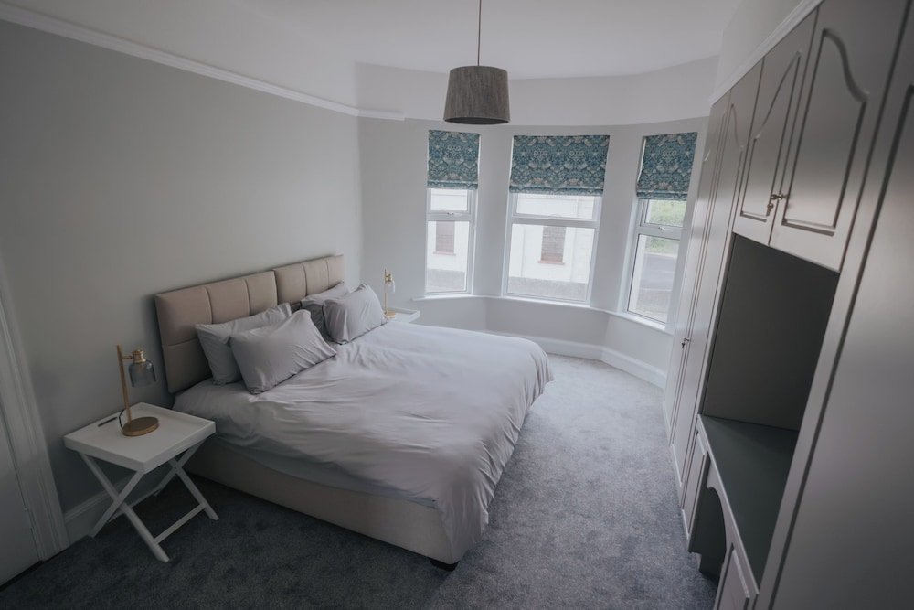 Refurbished 5-bed Central Newcastle. Ideal For Families/golfers /Activity Breaks - Newcastle
