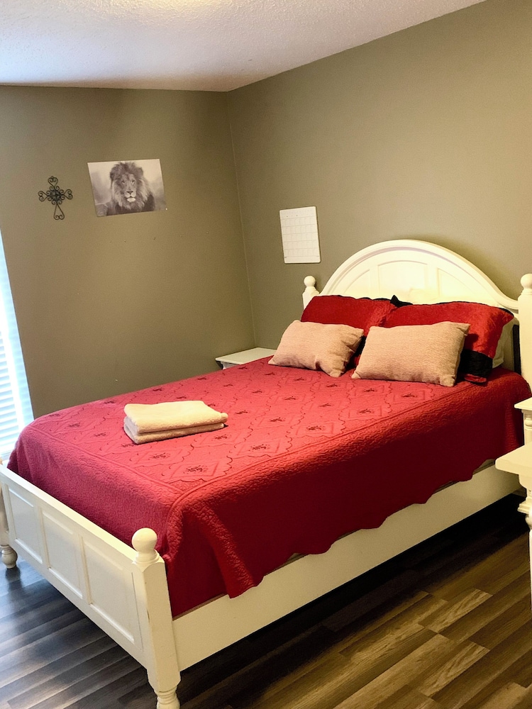 Charming 3-bedroom House With Plenty Of Space For The Entire Family! - Mount Pleasant, TX
