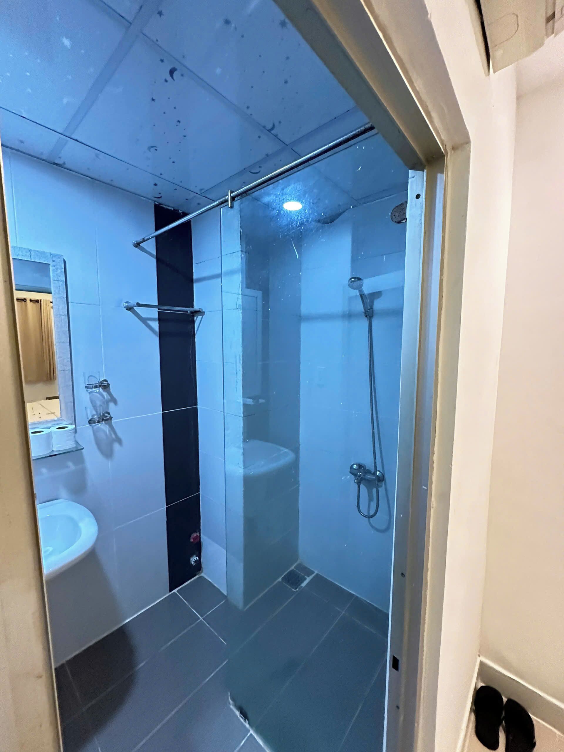 Quarto Duplo Superior | Casa de banho | Um polibã, artigos de higiene pessoal grátis, um secador de cabelo 