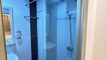 Quarto Duplo Superior | Casa de banho | Um polibã, artigos de higiene pessoal grátis, um secador de cabelo