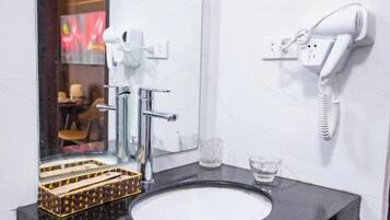 Um polibã, um secador de cabelo, chinelos, toalhas fornecidas