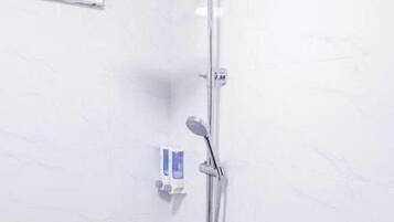 Um polibã, um secador de cabelo, chinelos, toalhas fornecidas