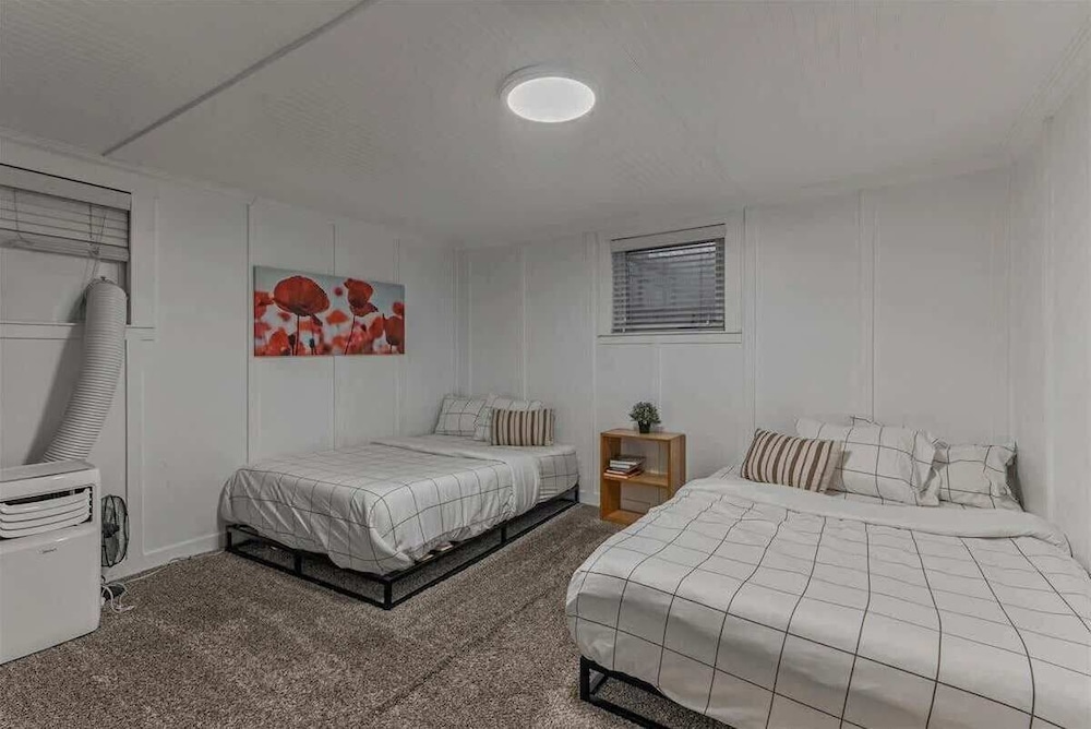 Provo Airport, Two Units, Pickleball Close By! - Provo, UT