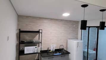 Quarto Familiar, varanda, vista para a montanha | Cozinha privada | Um frigorífico, um micro-ondas, utensílios de cozinha