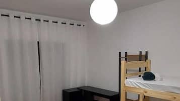 Quarto Familiar, varanda, vista para a montanha | Secretária adequada para computadores portáteis, Wi-fi grátis