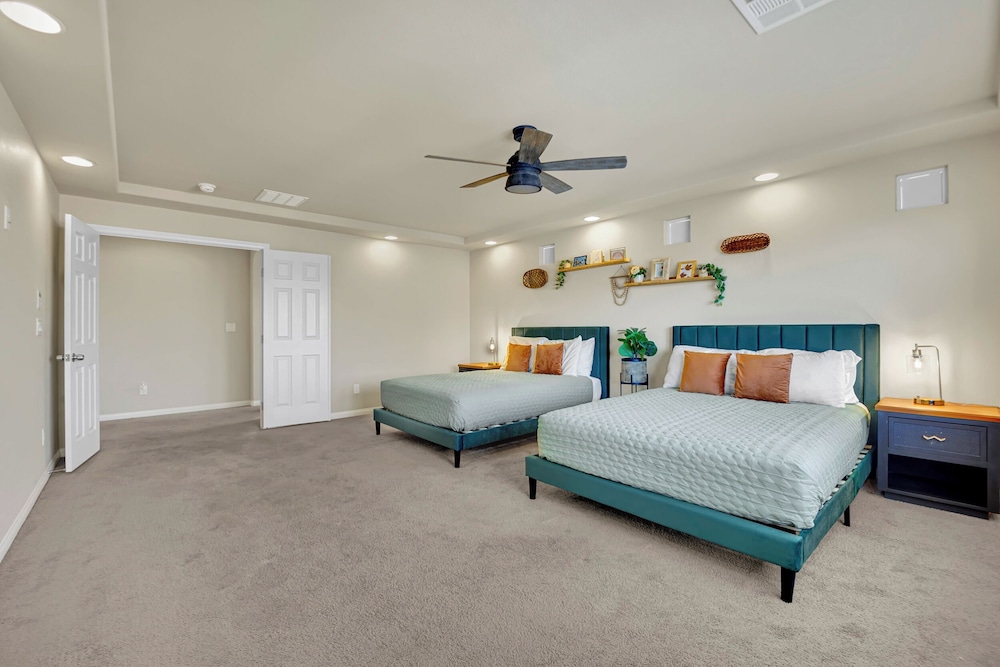 Luxurious 5br 4.5ba Villa - 15 Mins To Strip 1st Fl Master 4000 Sq Ft Sleeps 16 - Las Vegas, NV