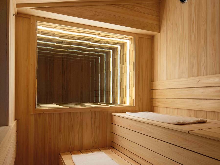 Apartamento superior | Banheiro | Banheira e chuveiro separados, secador de cabelo, bidê, toalhas de banho