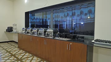 Pequeno-almoço tipo buffet diário (250 INR por pessoa)