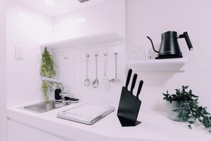 Apartamento, 1 quarto, para não fumantes, banheiro privativo | Cozinha privada | Frigobar, micro-ondas, cooktop, talheres/pratos/utensílios de cozinha