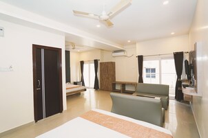 Quarto Quádruplo Deluxe | Secretária, secretária adequada para computadores portáteis 