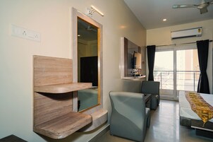 Quarto Duplo Deluxe | Sala de estar | Televisor