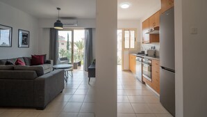 Um apartamento moderno com sala de estar, área de jantar e cozinha.