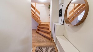 Uma escada com degraus de madeira que leva a um patamar.