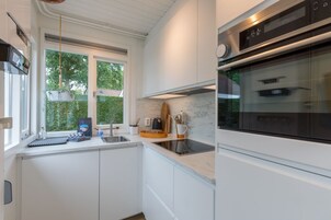 Casa Comfort, 2 quartos | Cozinha privada | Um frigorífico, um micro-ondas, uma máquina de lavar louça 